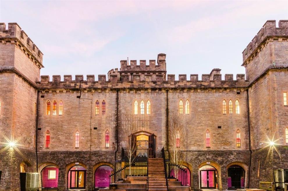 Workplace or Wonderland: Funky Office in a Castle by Laurence Llewelyn ...